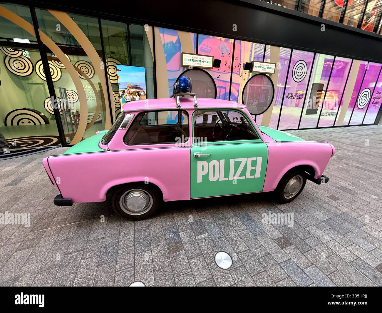 Berlin Trabbi Trabant als Polizeiauto umgebaut *** Berlin Trabbi ...