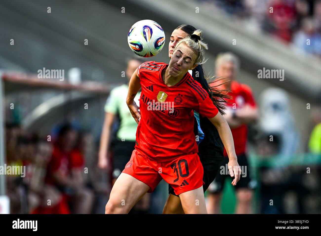 Carolin Simon (FC Bayern München #30) im Zweikampf mit Tuana Mahmoud ...