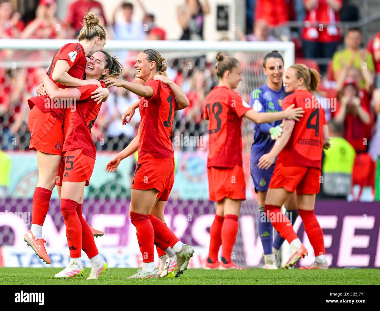 Alara Sehitler (FC Bayern München #14) und Sarah Zadrazil (FC Bayern ...
