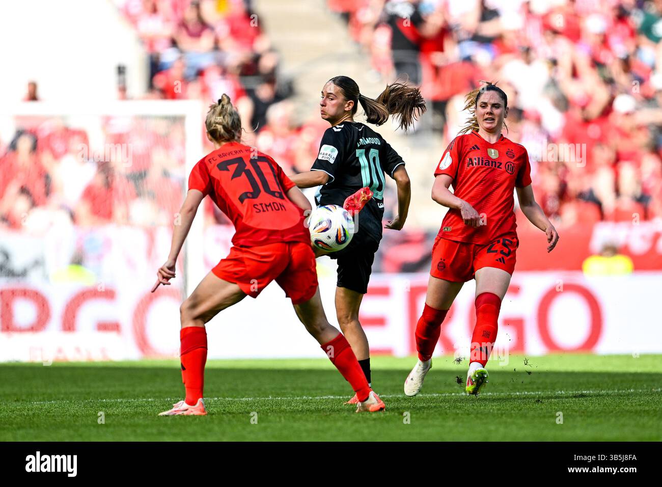 Carolin Simon (FC Bayern München #30) im Zweikampf mit Tuana Mahmoud ...