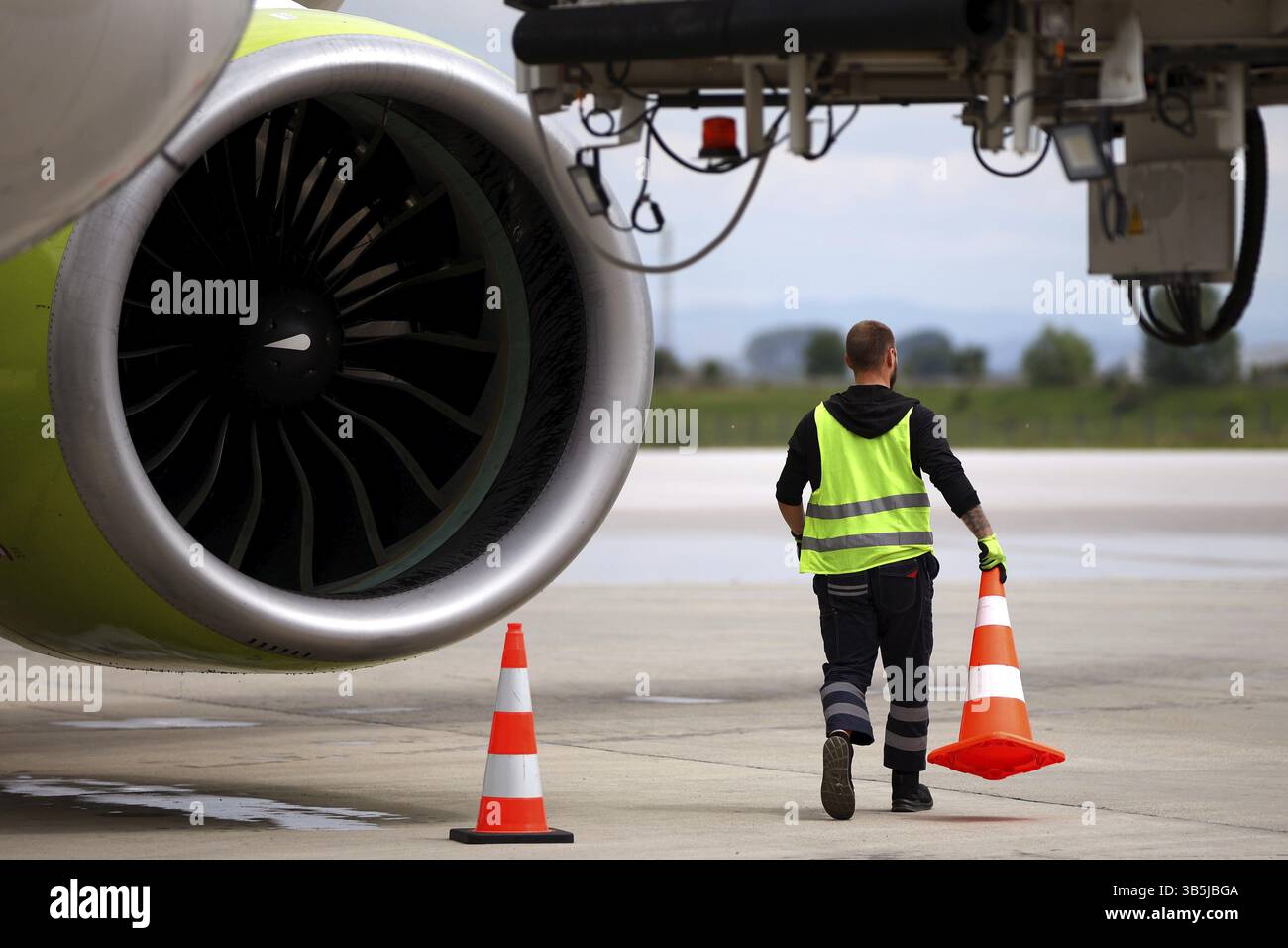 Airport grounds crew staff hi-res stock photography and images - Alamy