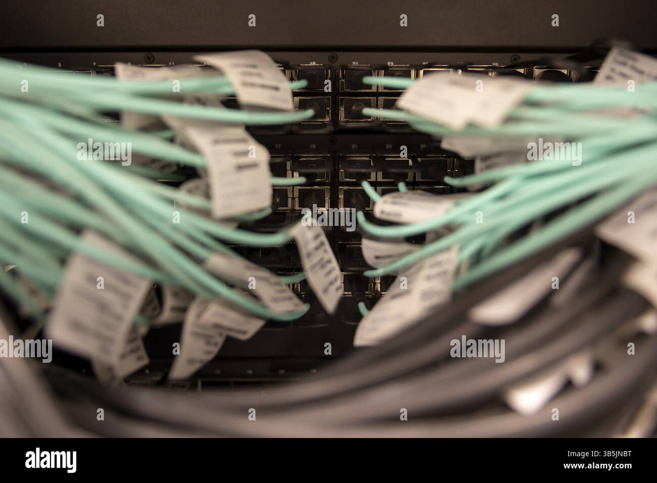 Data centre cables hi-res stock photography and images - Alamy
