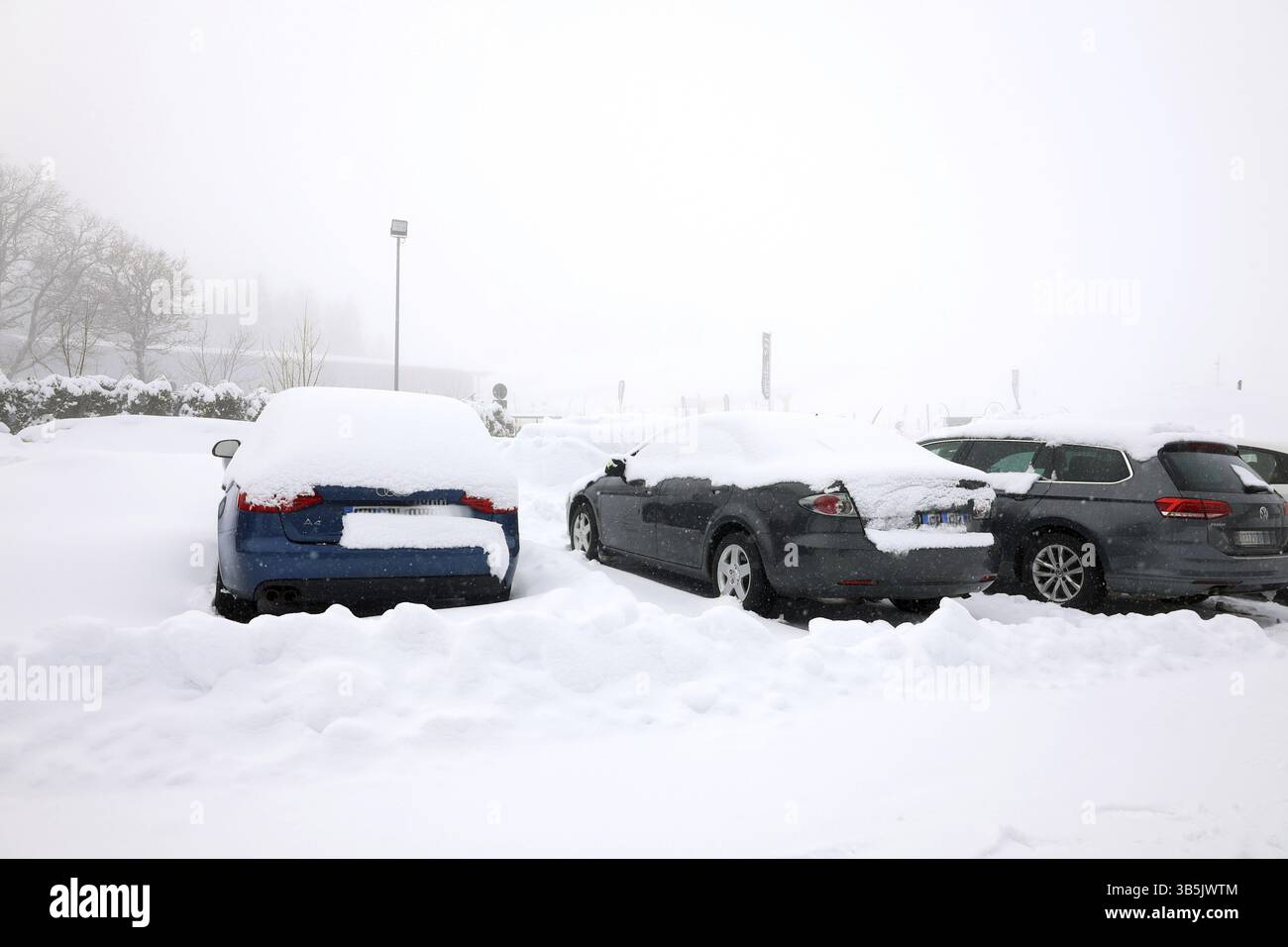 Snow-covered cars on the Feldberg Comeback of winter in the Black ...