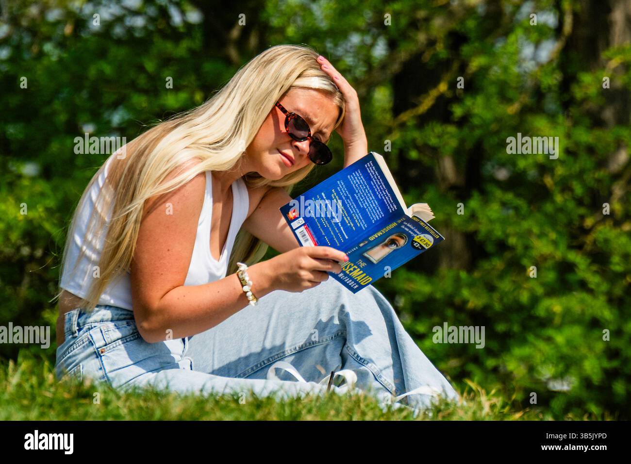 London, UK. 2nd May, 2025. Reading the Housemaid in the lunchtime ...