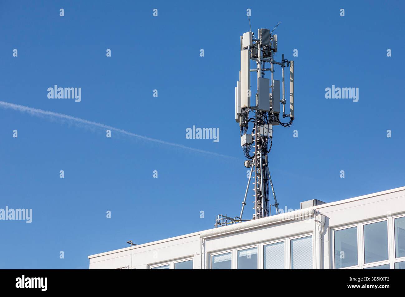 Mobile phone antenna, transmission tower Stock Photo - Alamy