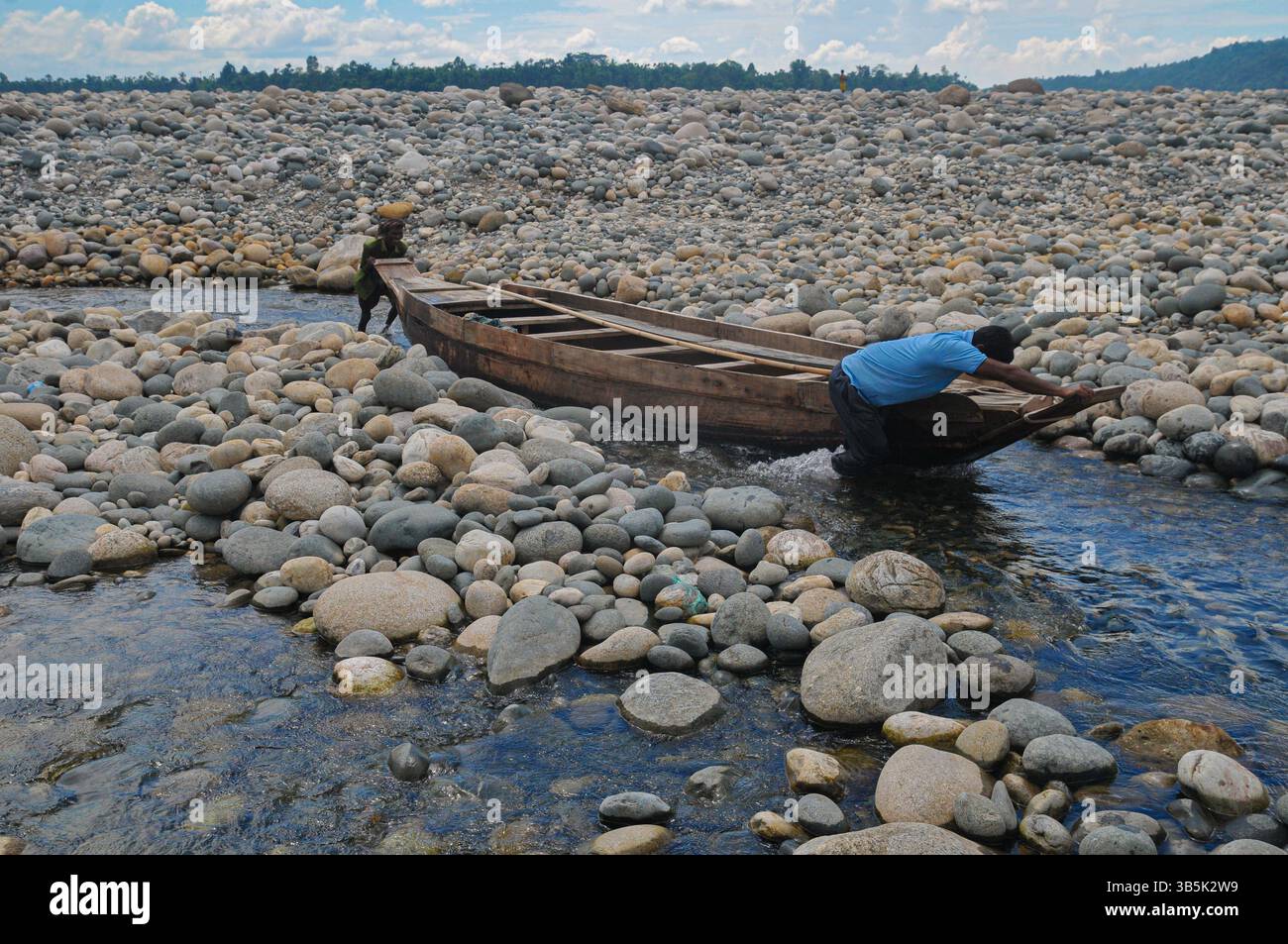 September 26, 2022: The sailor's boat is stuck in the Pian River of ...