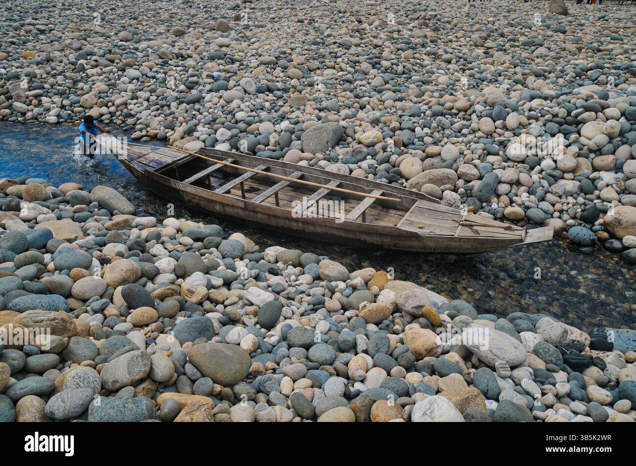 September 26, 2022: The sailor's boat is stuck in the Pian River of ...