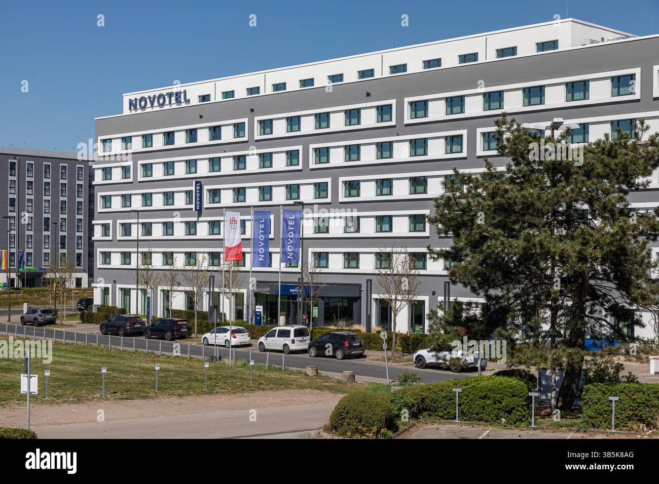 Modern urban airport hi-res stock photography and images - Alamy