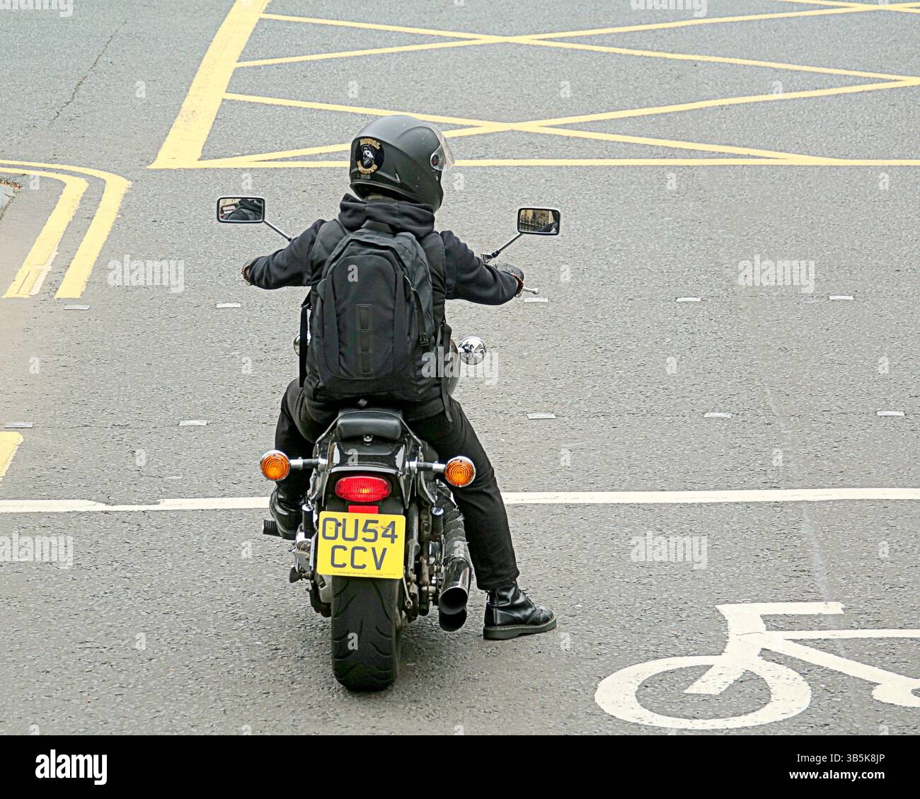 Glasgow, Scotland, UK. 2nd May April, 2025. UK Weather: Hot as locals ...