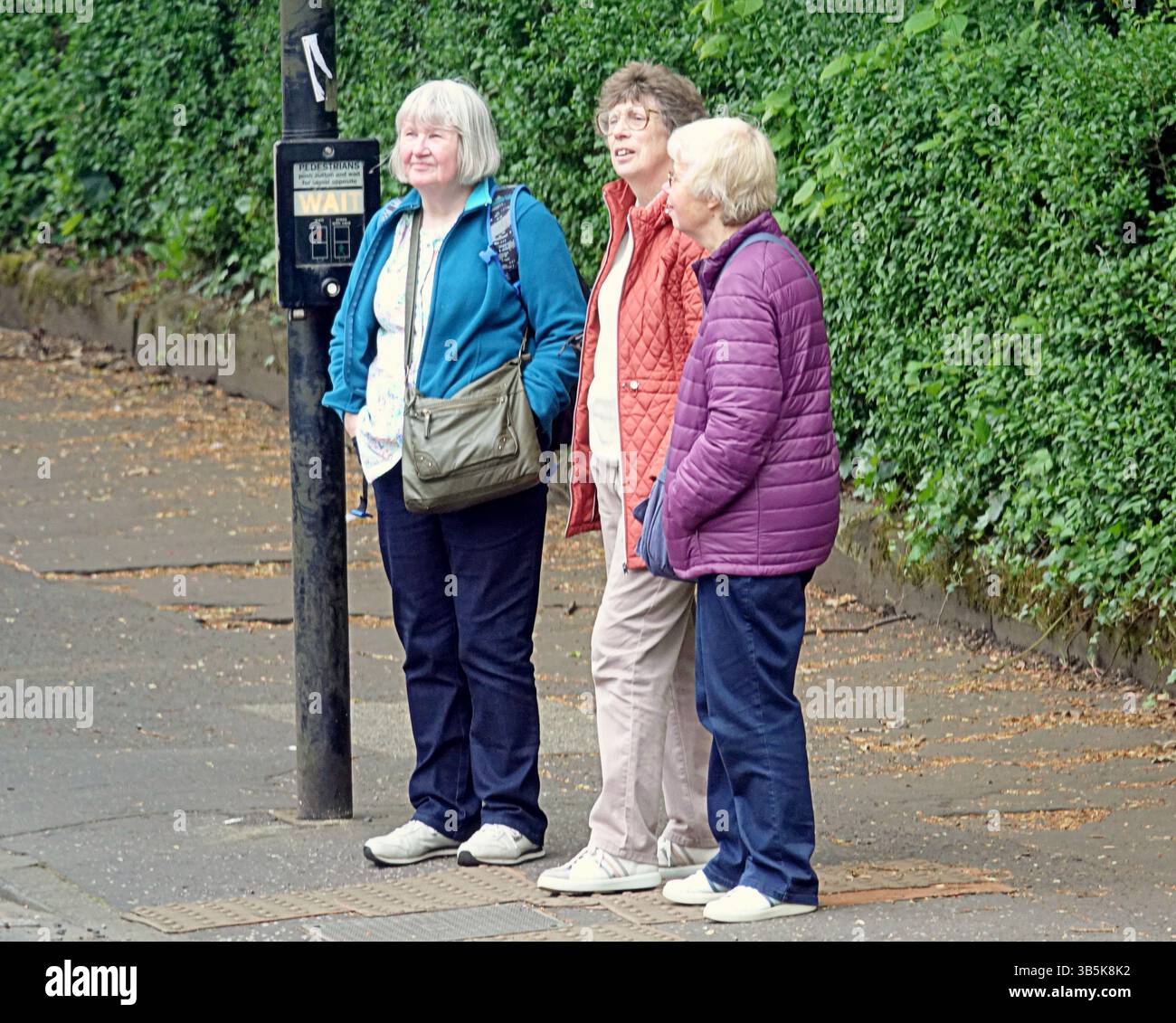 Glasgow, Scotland, UK. 2nd May April, 2025. UK Weather: Hot as locals ...