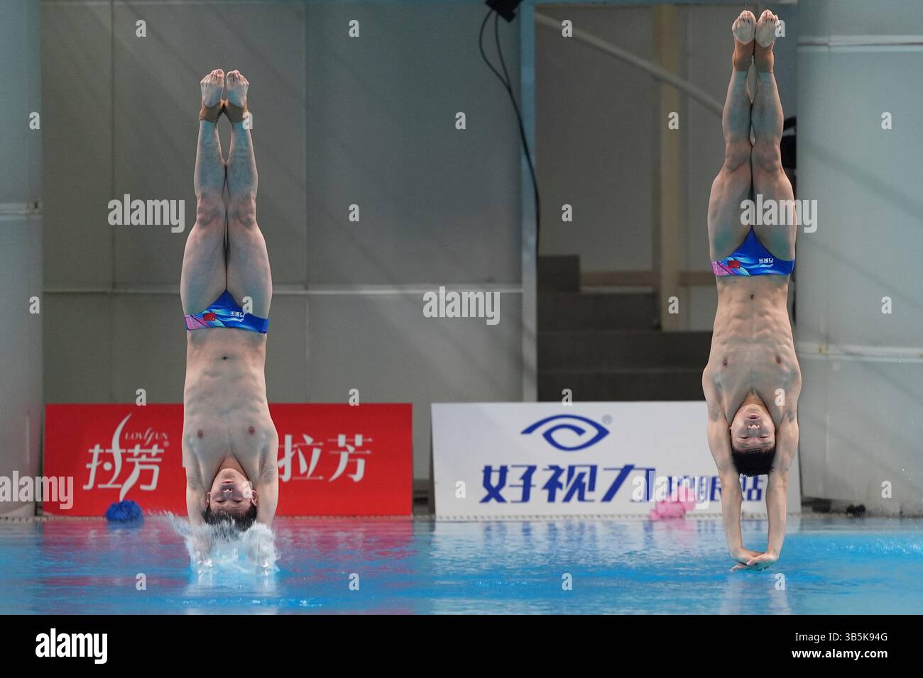 China's Cheng Zilong and Zhu Zifeng competes in the Men's Synchronized ...