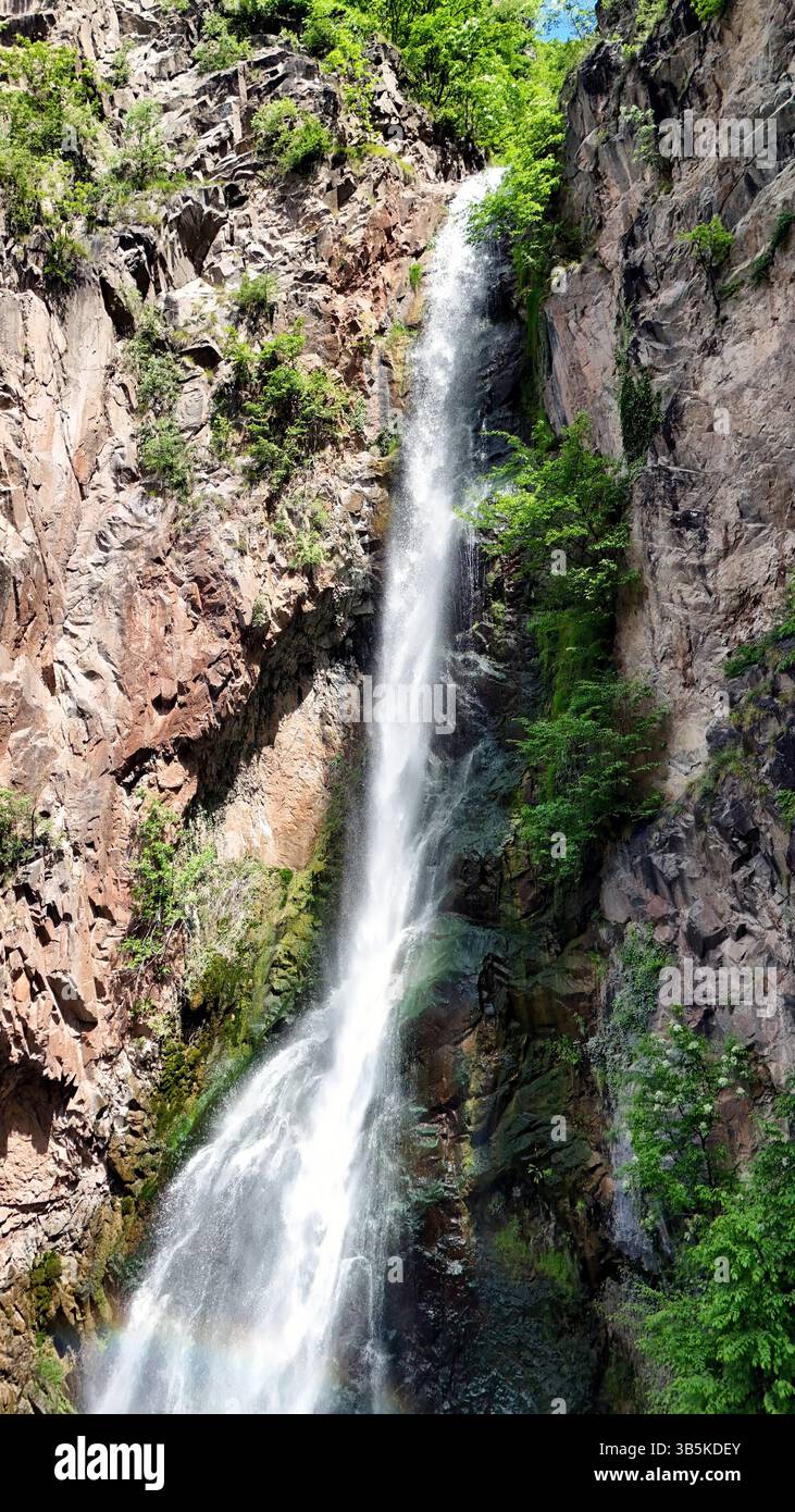 Ein Frühsommertag in Vilpian im Etschtal. Hier der Blick auf den ...