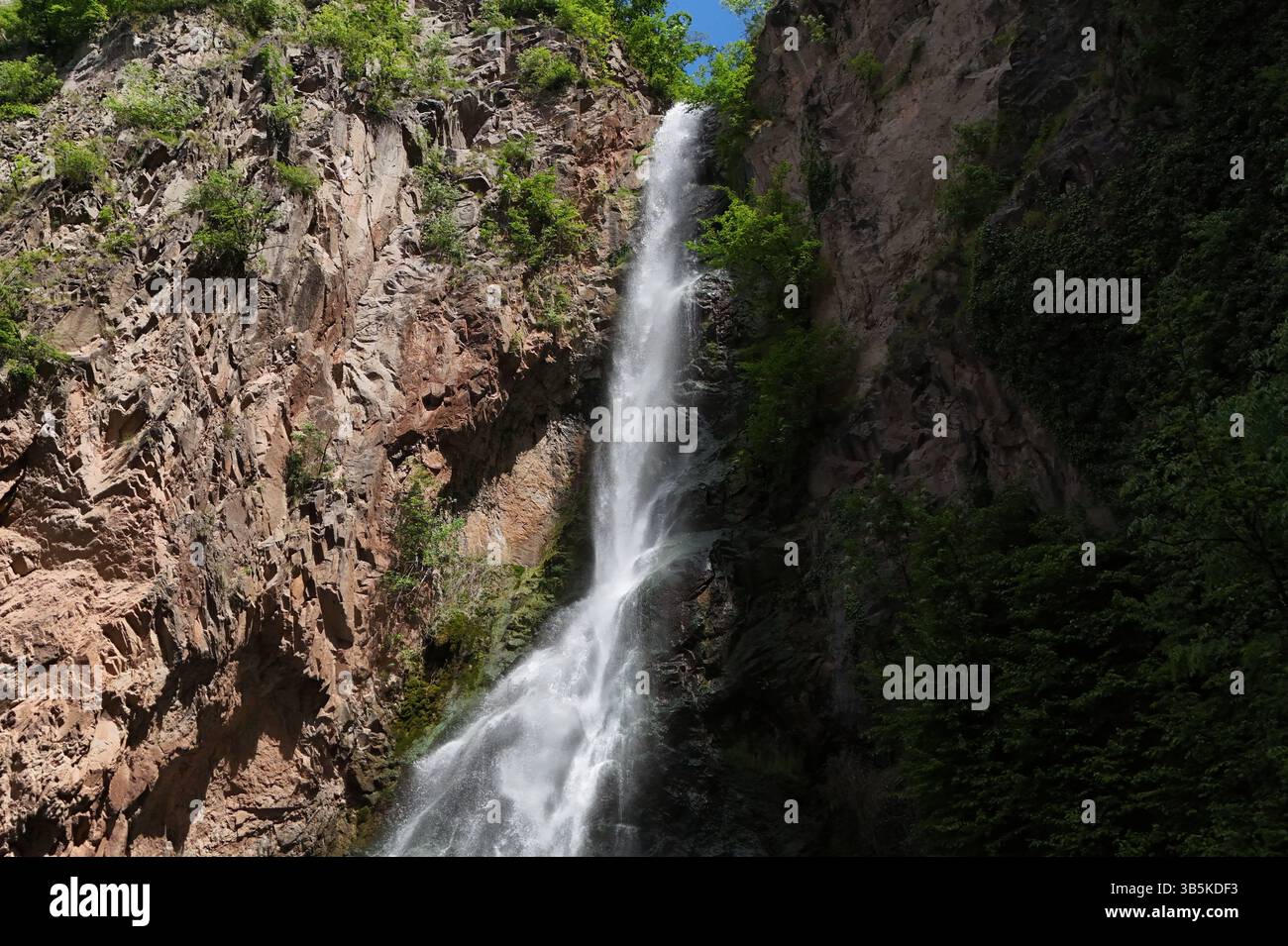 Ein Frühsommertag in Vilpian im Etschtal. Hier der Blick auf den ...