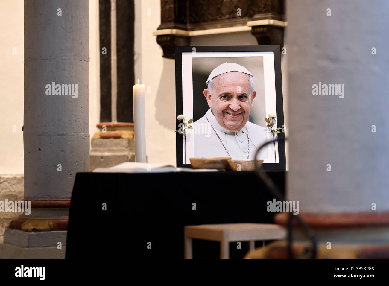 Zum Andenken an Papst Franziskus Jorge Mario Bergoglio steht im Bonner ...