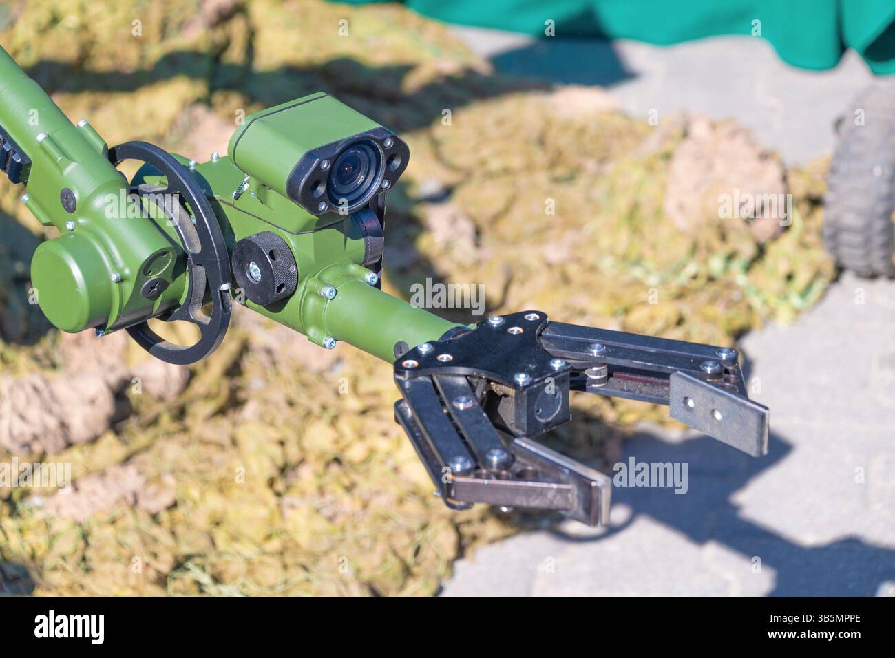 Robotic arm with camera and claw. Sapper robot Stock Photo - Alamy