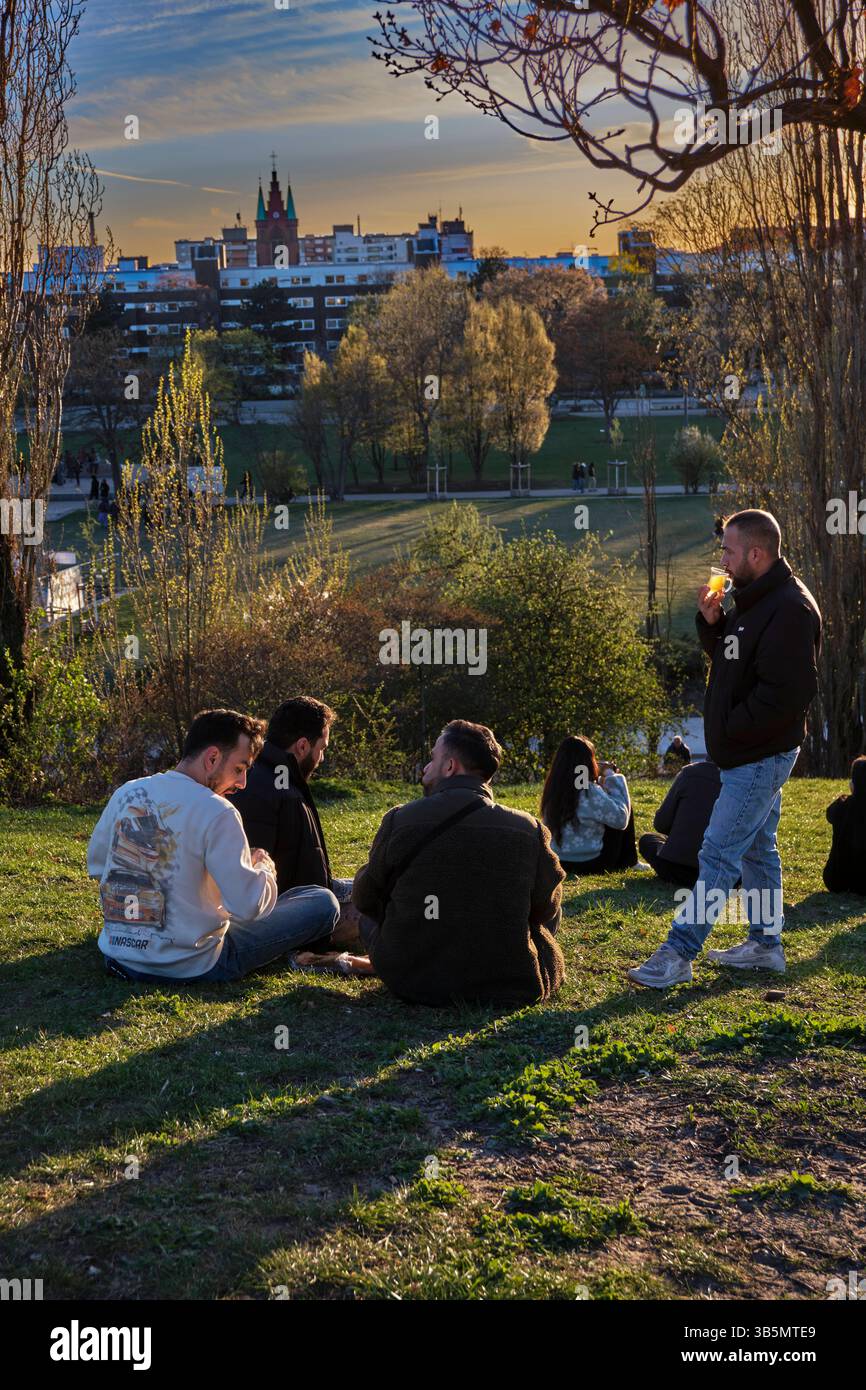 Sonntagnachmittag Mauerpark Deutschland, Berlin, 06.04.2025 ...