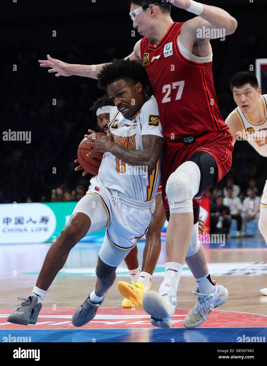 (250502) -- BEIJING, May 2, 2025 (Xinhua) -- Brandon Goodwin (L) of ...