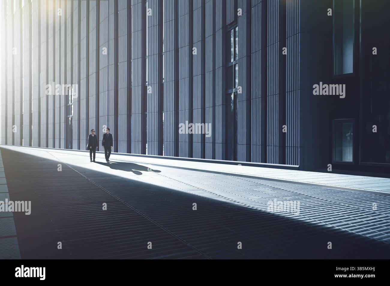 Zwei junge Geschaeftsleute gehen in den Strassen der Fassade mit Metall und Streifen Design ...