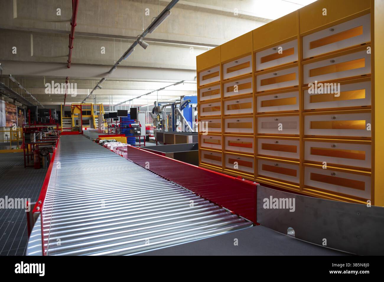 View factories shipping containers hi-res stock photography and images - Alamy