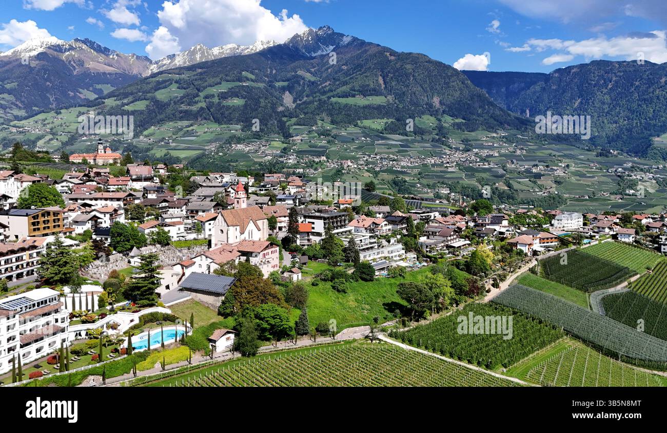 Ein Frühlingstag, Frühsommertag in Dorf Tirol bei Meran, Tirolo. Hier ...