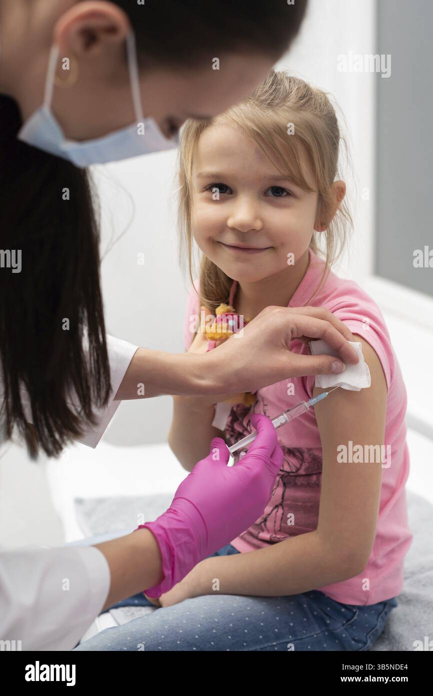 Girl looks lens doctor hi-res stock photography and images - Alamy