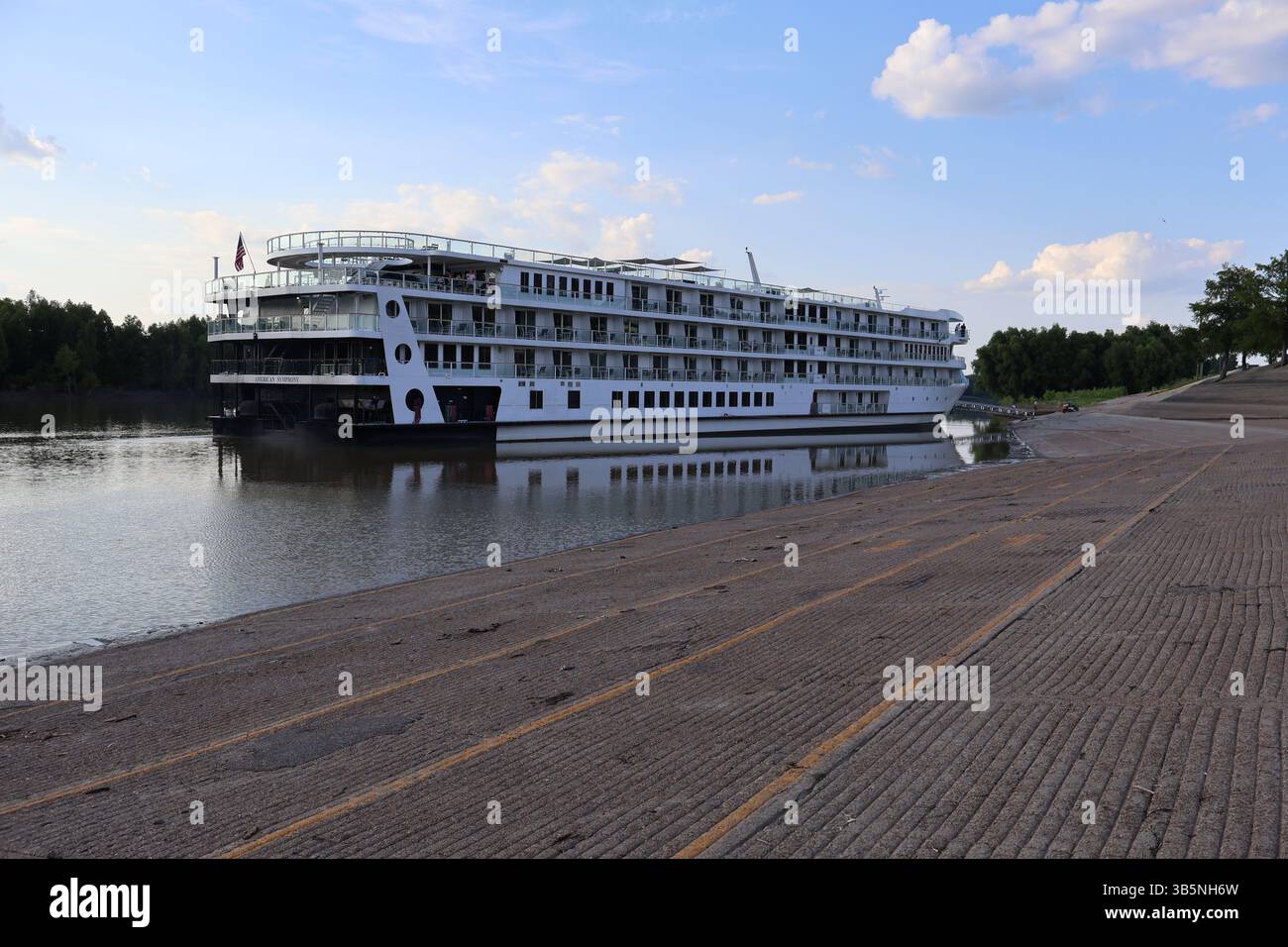 American Symphony River Boat at Vicksburg MS USA Tue 30 May 2023 ...