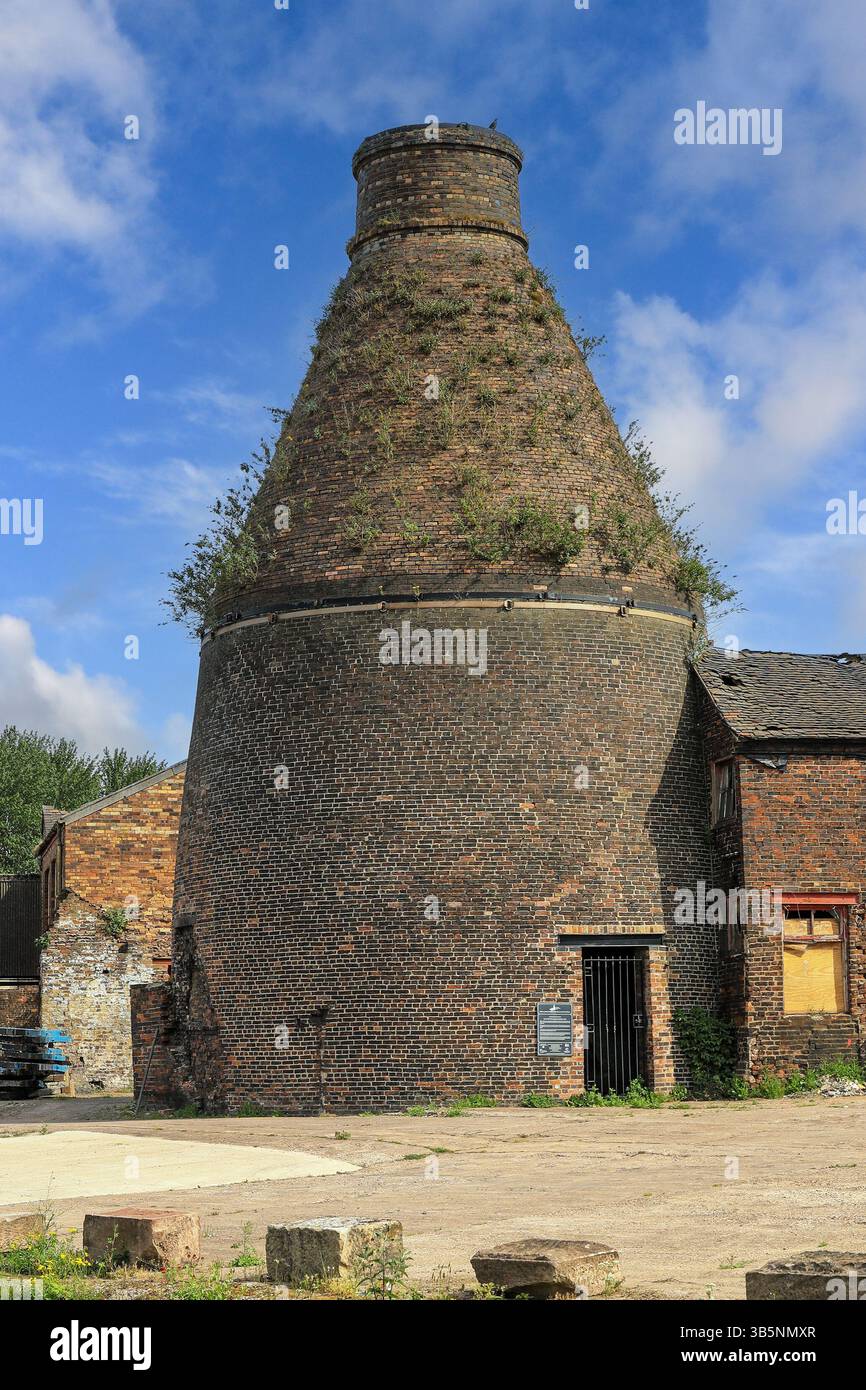 The old disused bottle kiln at the former Price and Kensington pottery ...