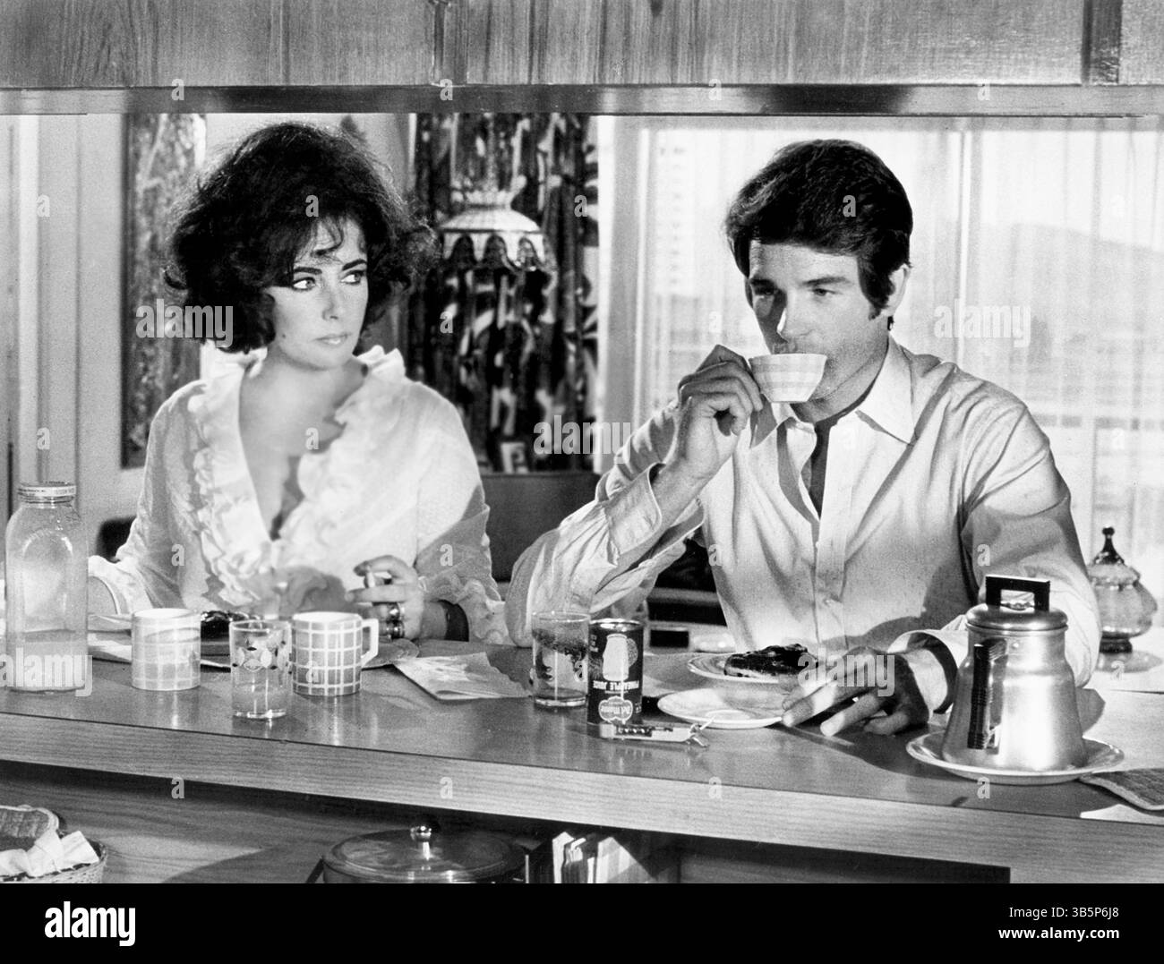 September 3, 2020, USA: Elizabeth Taylor, Warren Beatty, on-set of the ...