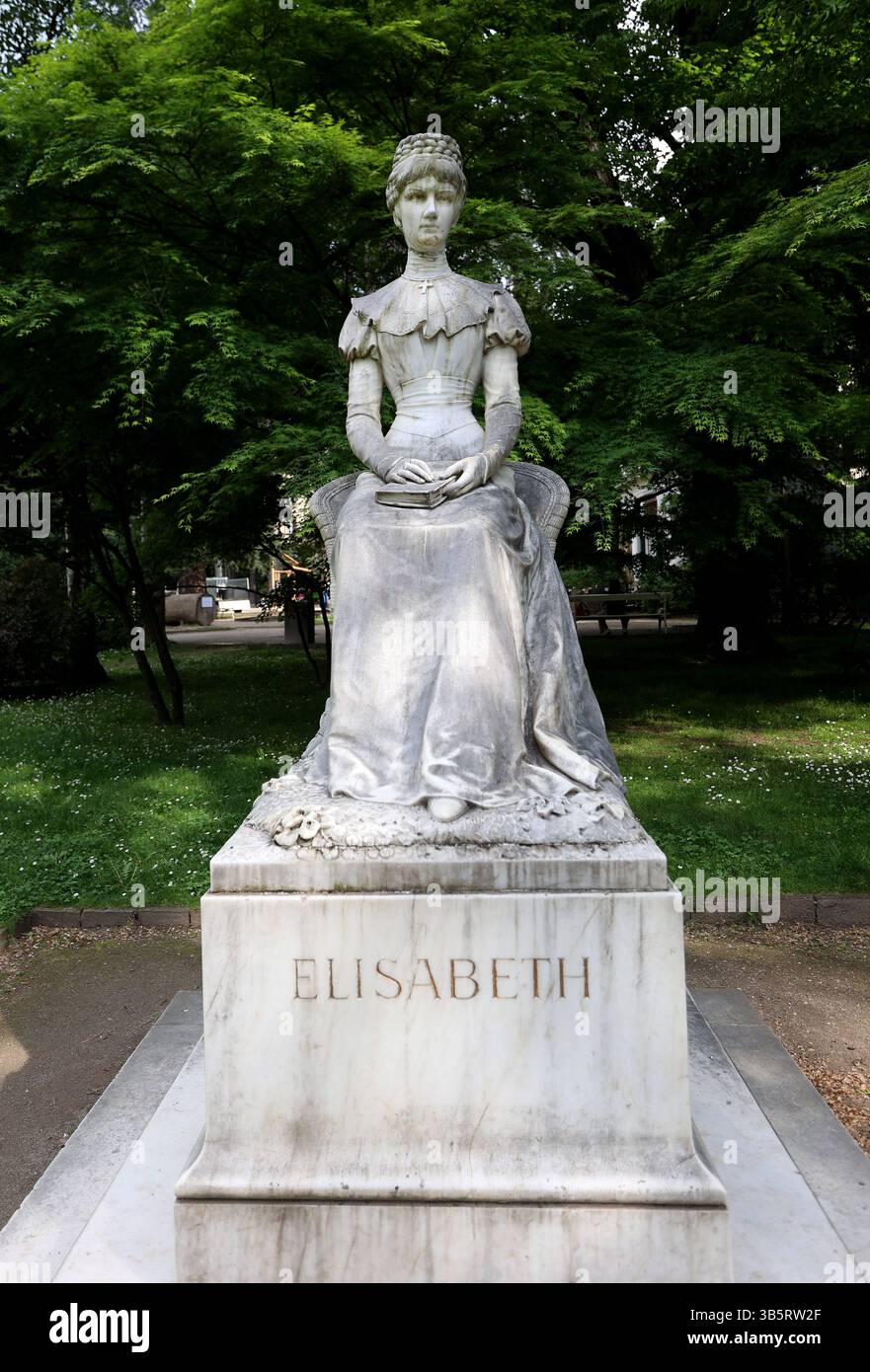 Ein Frühsommertag in Meran, Merano. Hier der Blick im Elisabeth-Park ...