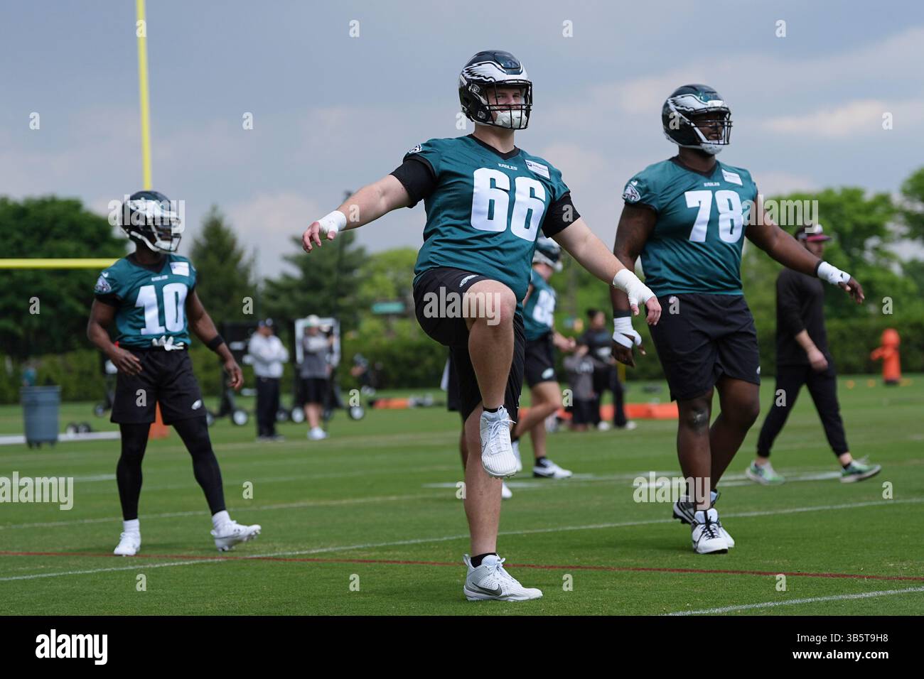 Philadelphia Eagles' Drew Kendall (66) warms up during the NFL football ...