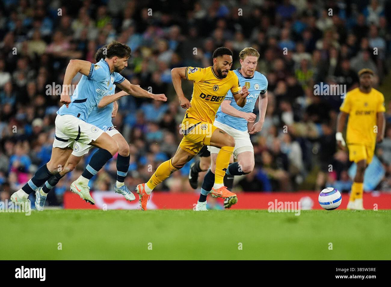Wolverhampton Wanderers' Matheus Cunha (centre) in action with ...