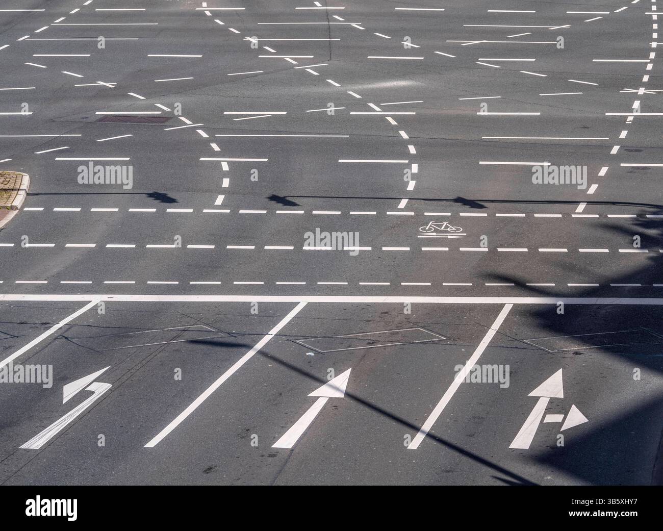 Markierungen an einer mehrspurigen Straßenkreuzung, Fahrspuren für ...
