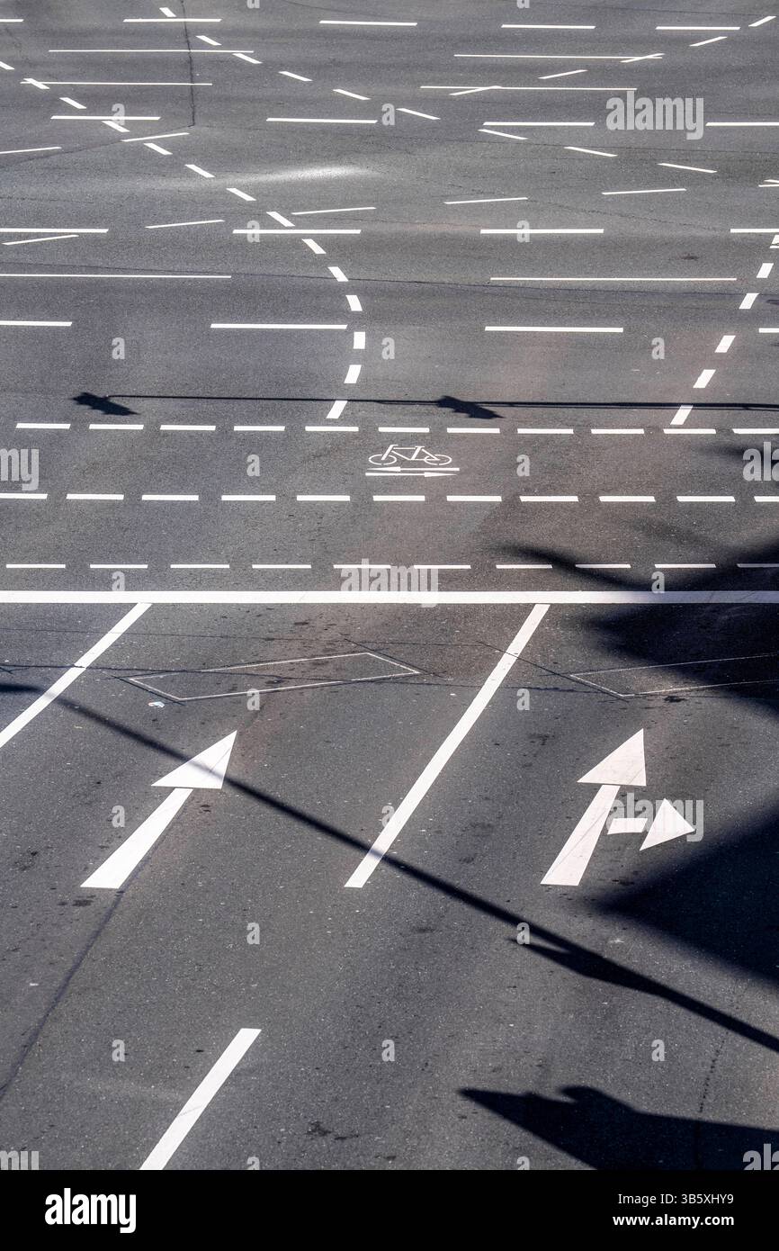 Markierungen an einer mehrspurigen Straßenkreuzung, Fahrspuren für ...