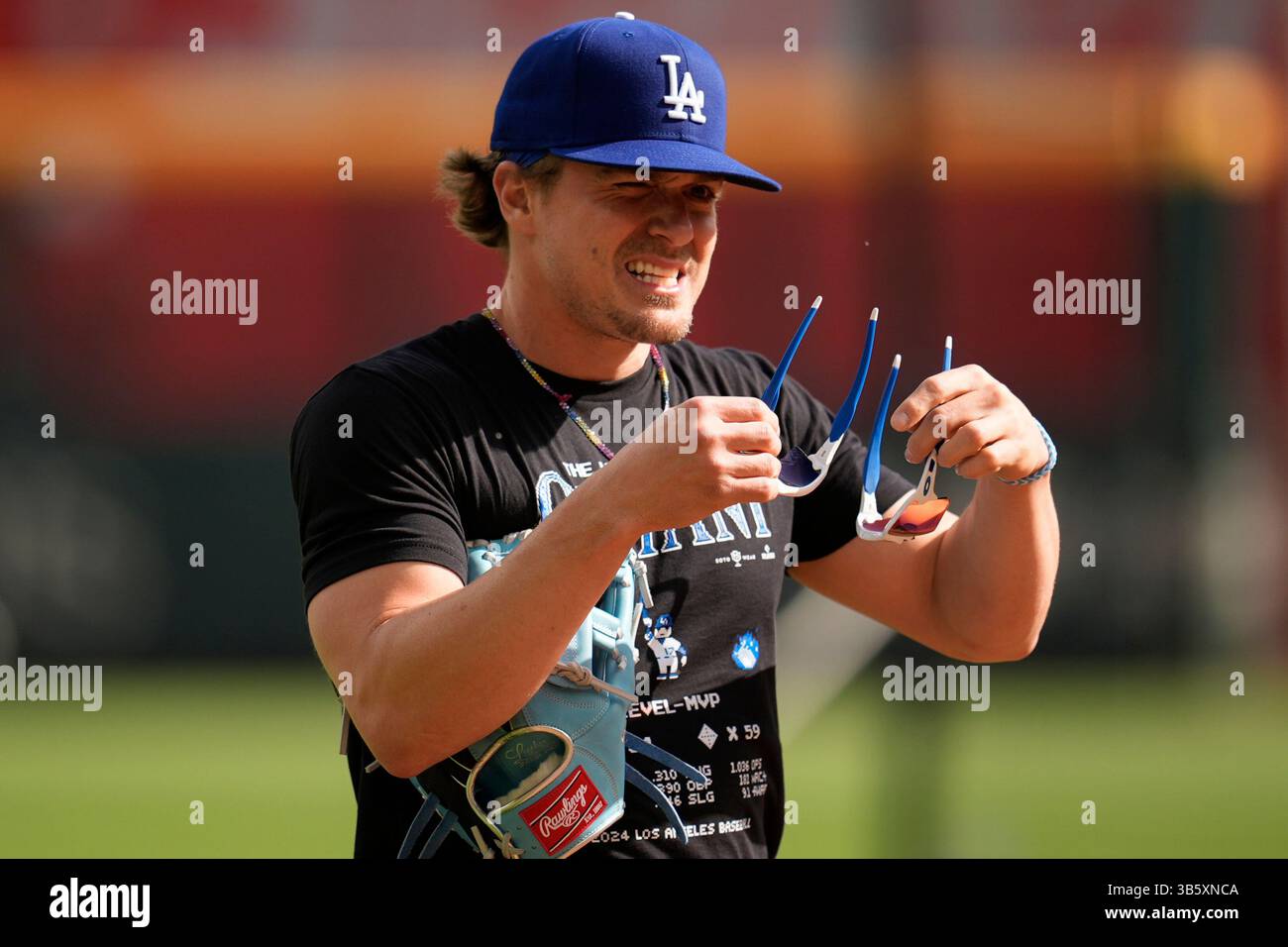 Los Angeles Dodgers third baseman Max Muncy (13) warms up before of a ...