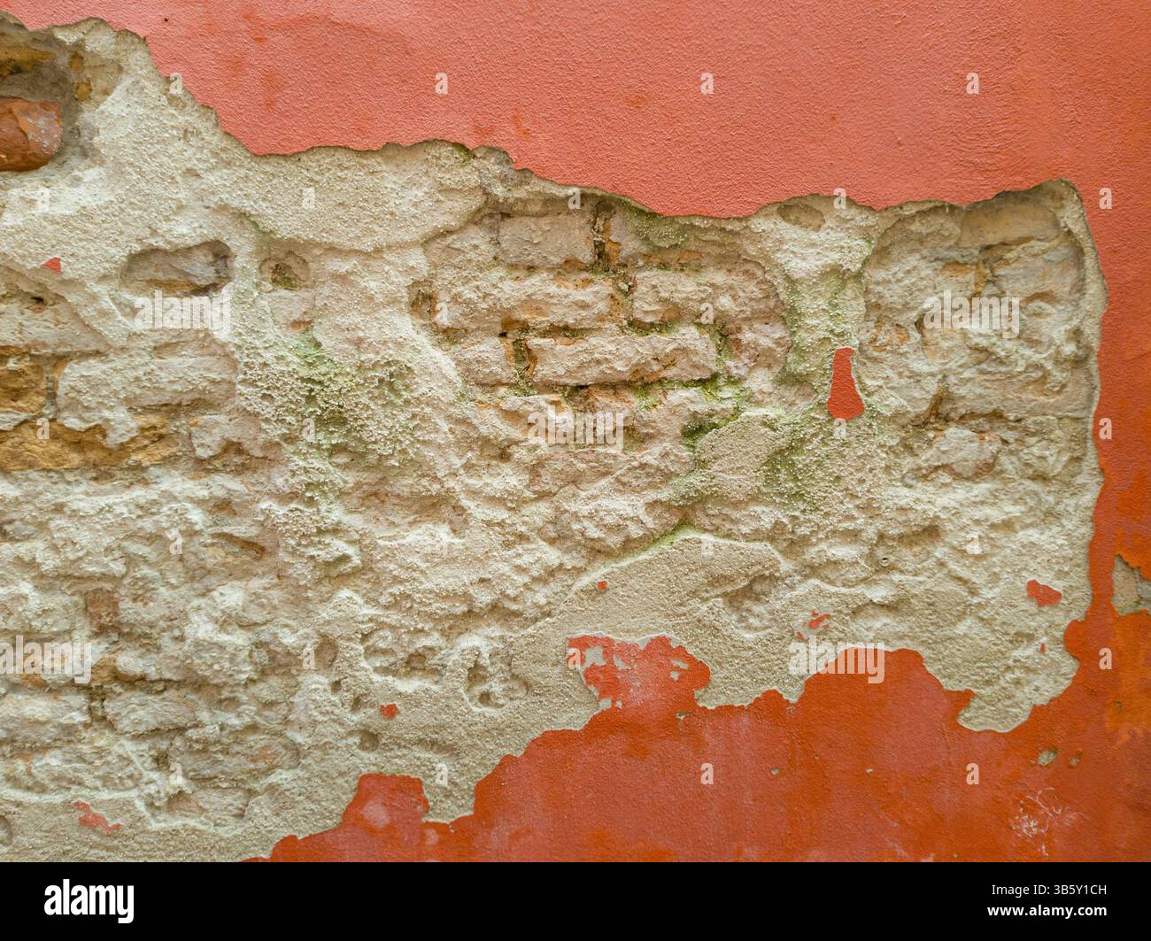 Neglected building cracked plaster hi-res stock photography and images ...