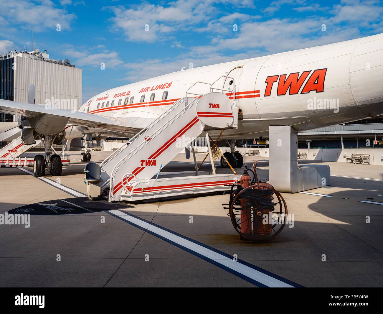 Twa prop aircraft hi-res stock photography and images - Alamy