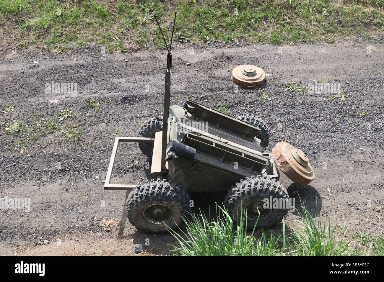 A ground robotic platform for mining Dwarf Miner scatters mines during ...