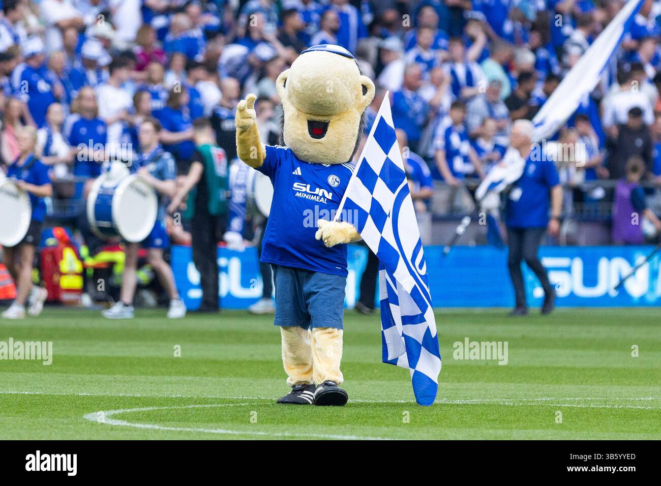 Maskottchen Erwin. 2. Fu?ball Bundesliga, FC Schalke 04 - SC Paderborn ...