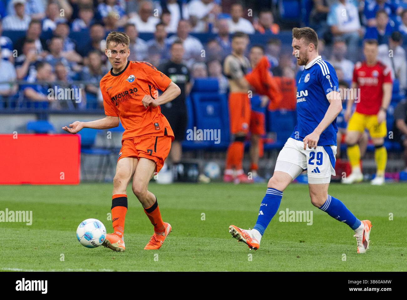 Filip Bilbija (SC Paderborn, 7), Tobias Mohr (FC Schalke 04, #29). 2 ...
