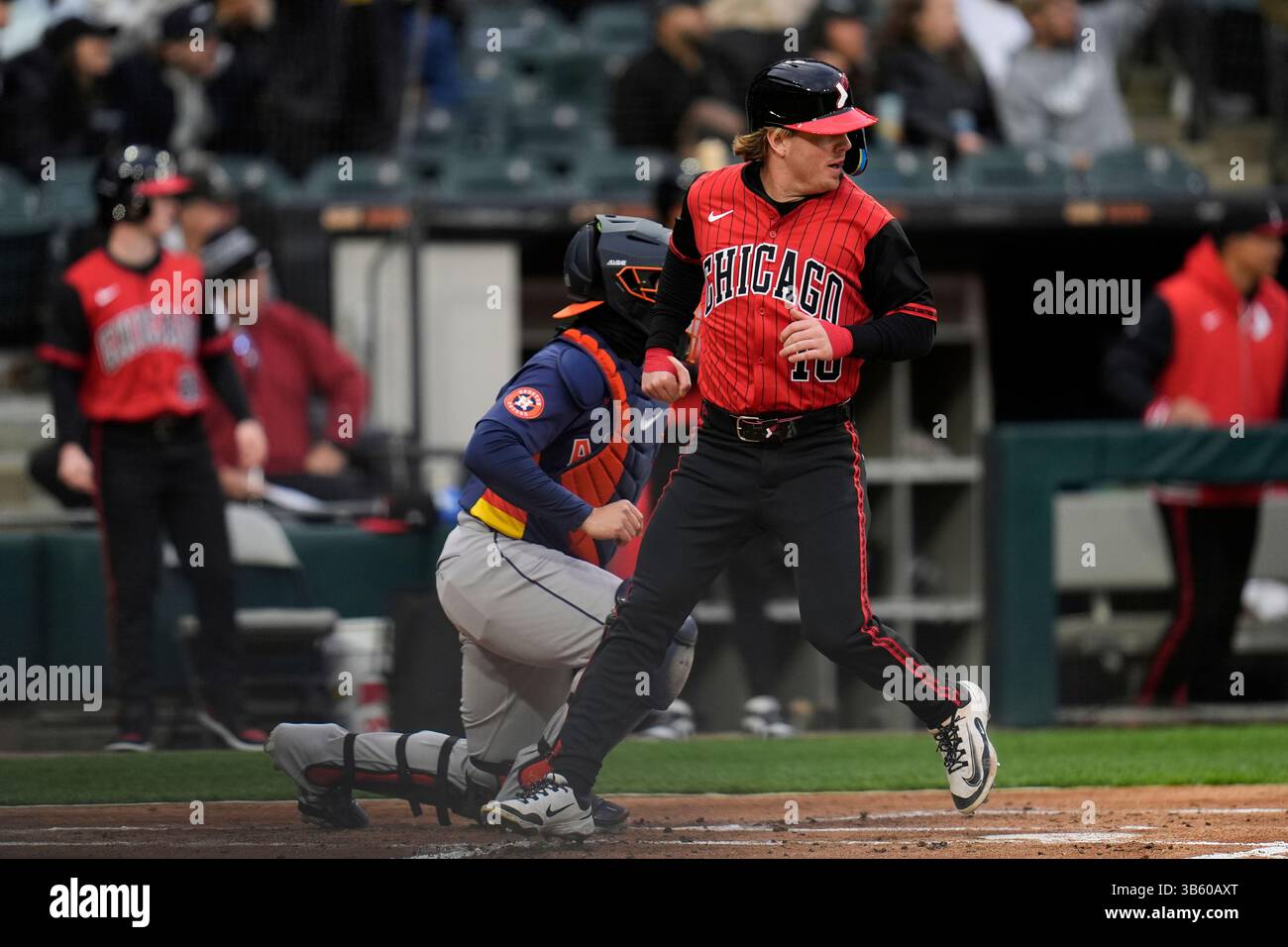 Chicago White Sox's Chase Meidroth, right, scores on a double by Edgar ...