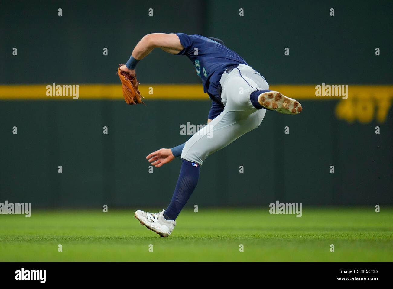 Seattle Mariners third baseman Ben Williamson makes a diving catch on a ...