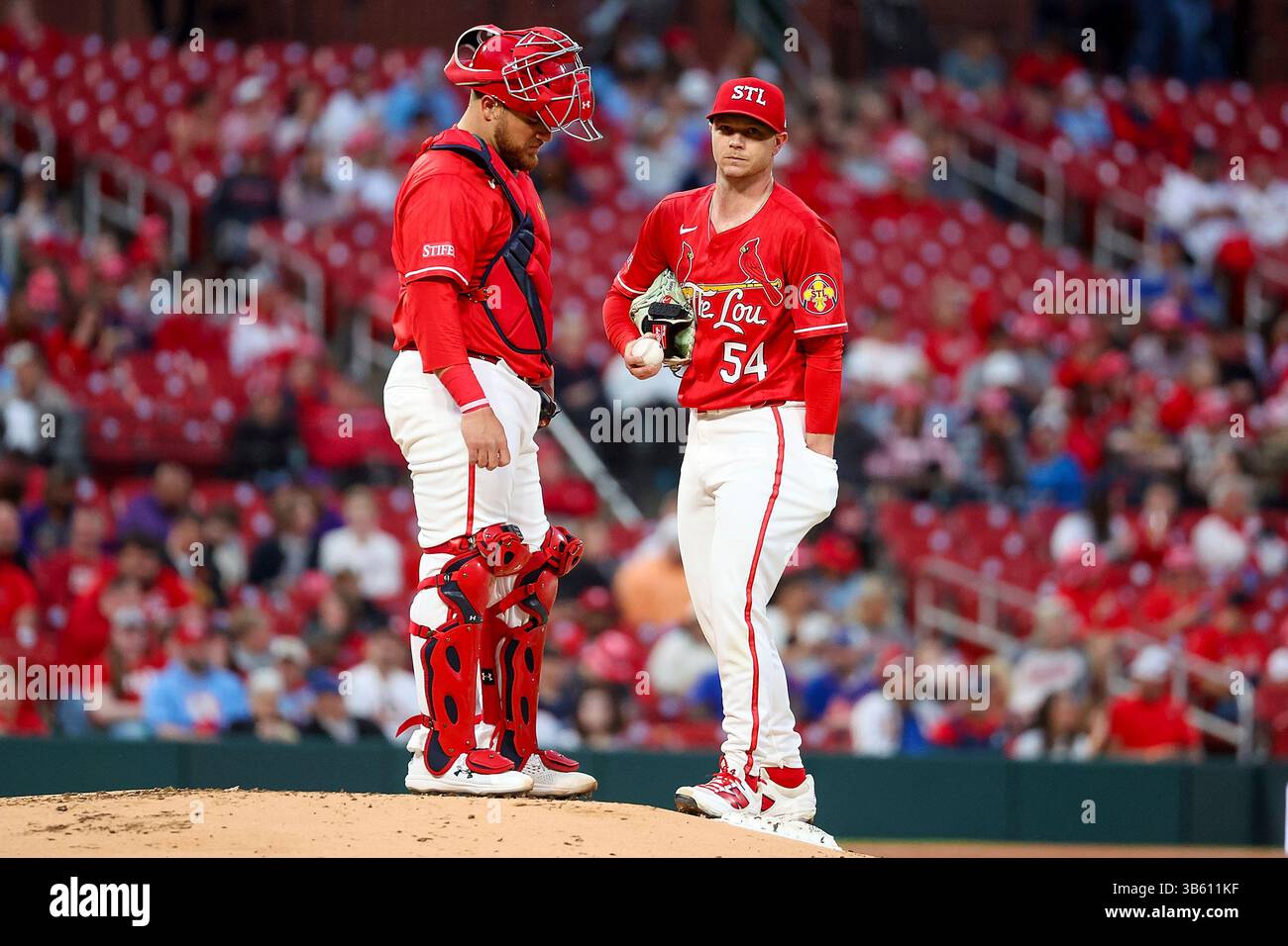 St. Louis Cardinals' Pedro Pagés, left, talks with starting pitcher ...