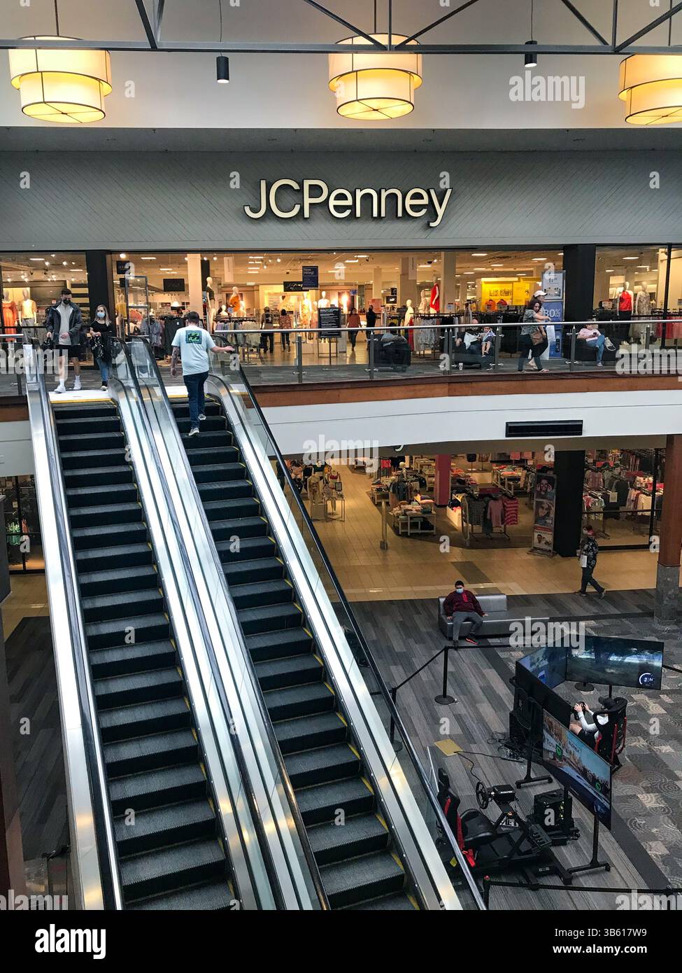 Two story mall hi-res stock photography and images - Alamy
