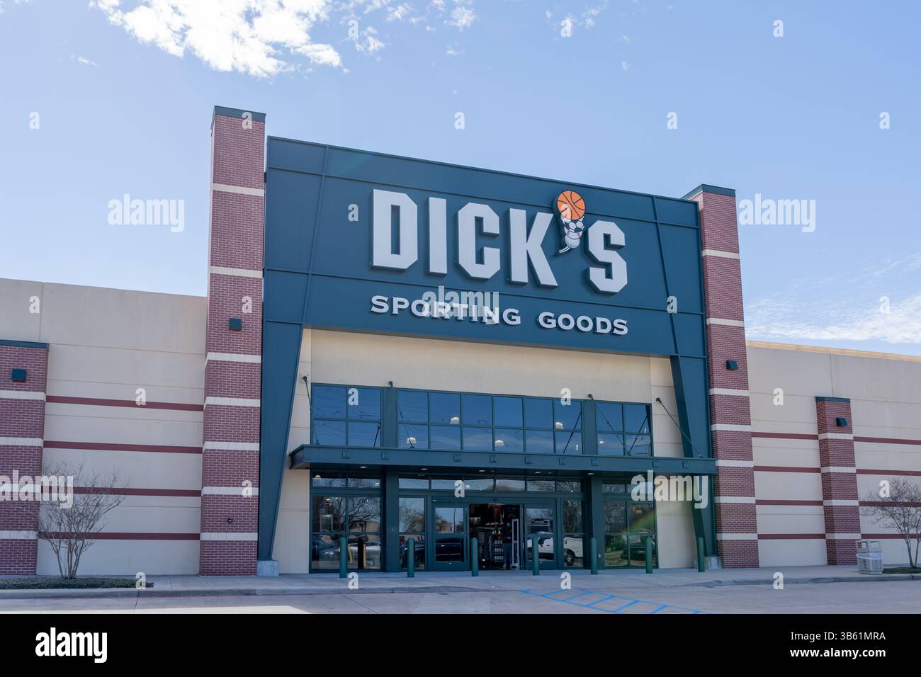 Dick's Sporting Goods store sign on the wall Stock Photo - Alamy