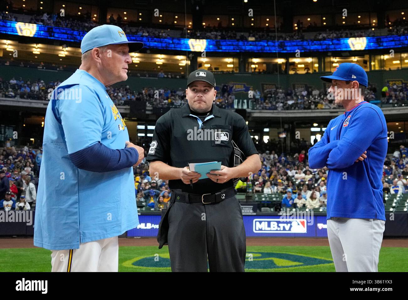 Milwaukee Brewers manager Pat Murphy, left, and Chicago Cubs manager ...
