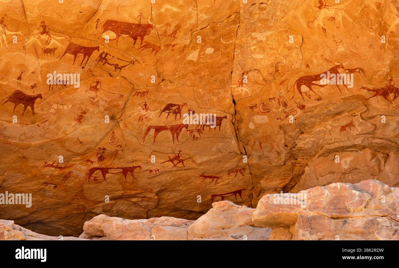 Ennedi Plateau cave paintings are between 2000 and 9000 years old Stock ...