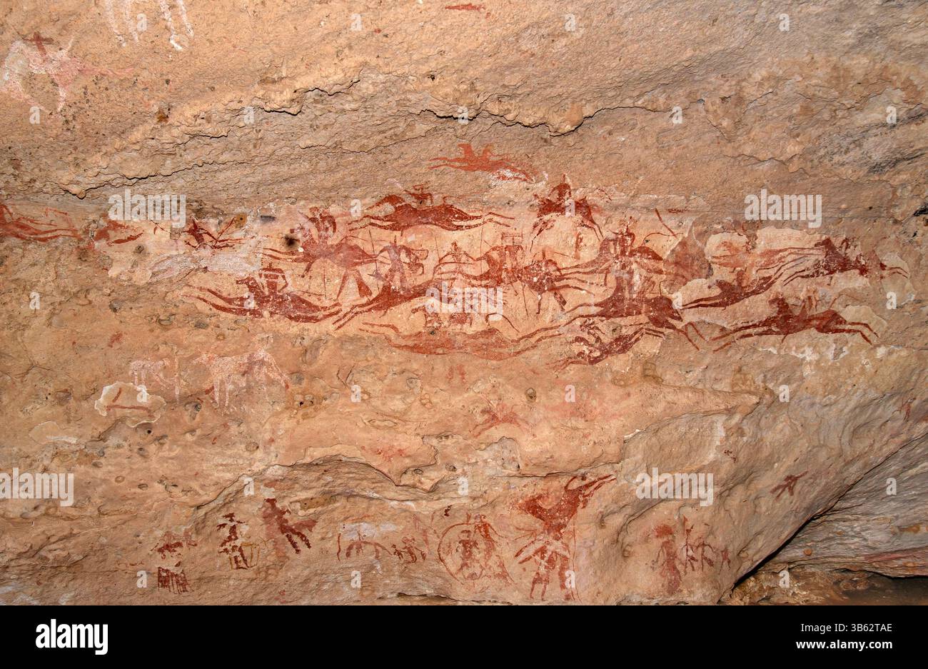 Ennedi Plateau cave paintings are between 2000 and 9000 years old Stock ...