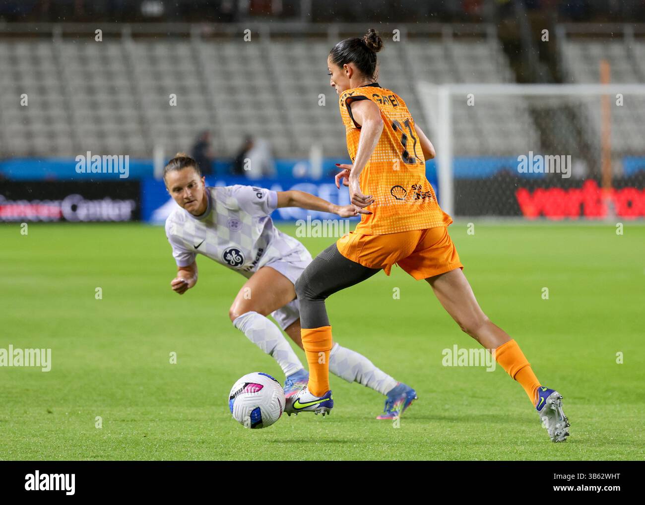 HOUSTON, TX - MAY 02: Houston Dash forward Ryan Gareis (21) dribbles ...