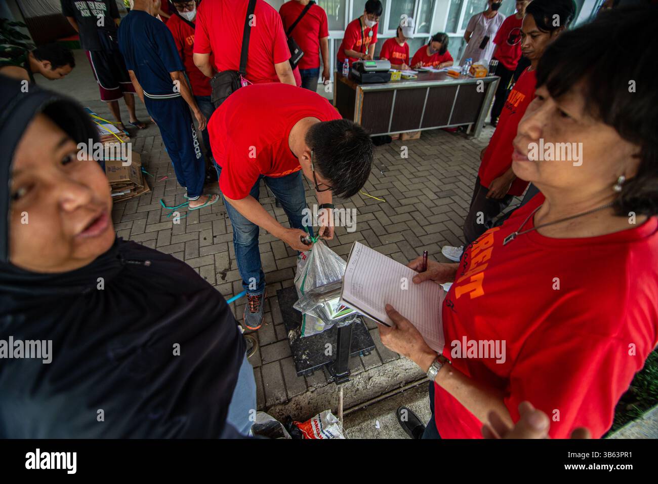 Bandung, West Java, Indonesia. 2nd May, 2025. Workers weigh residents ...