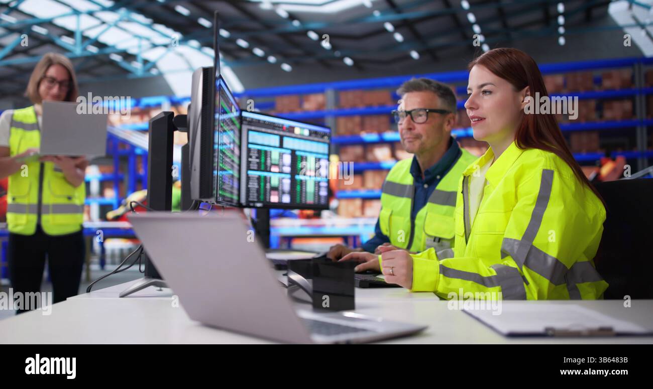 Warehouse manager entering data hi-res stock photography and images - Alamy